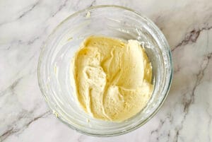 How to fix grainy buttercream frosting - DessertKatta